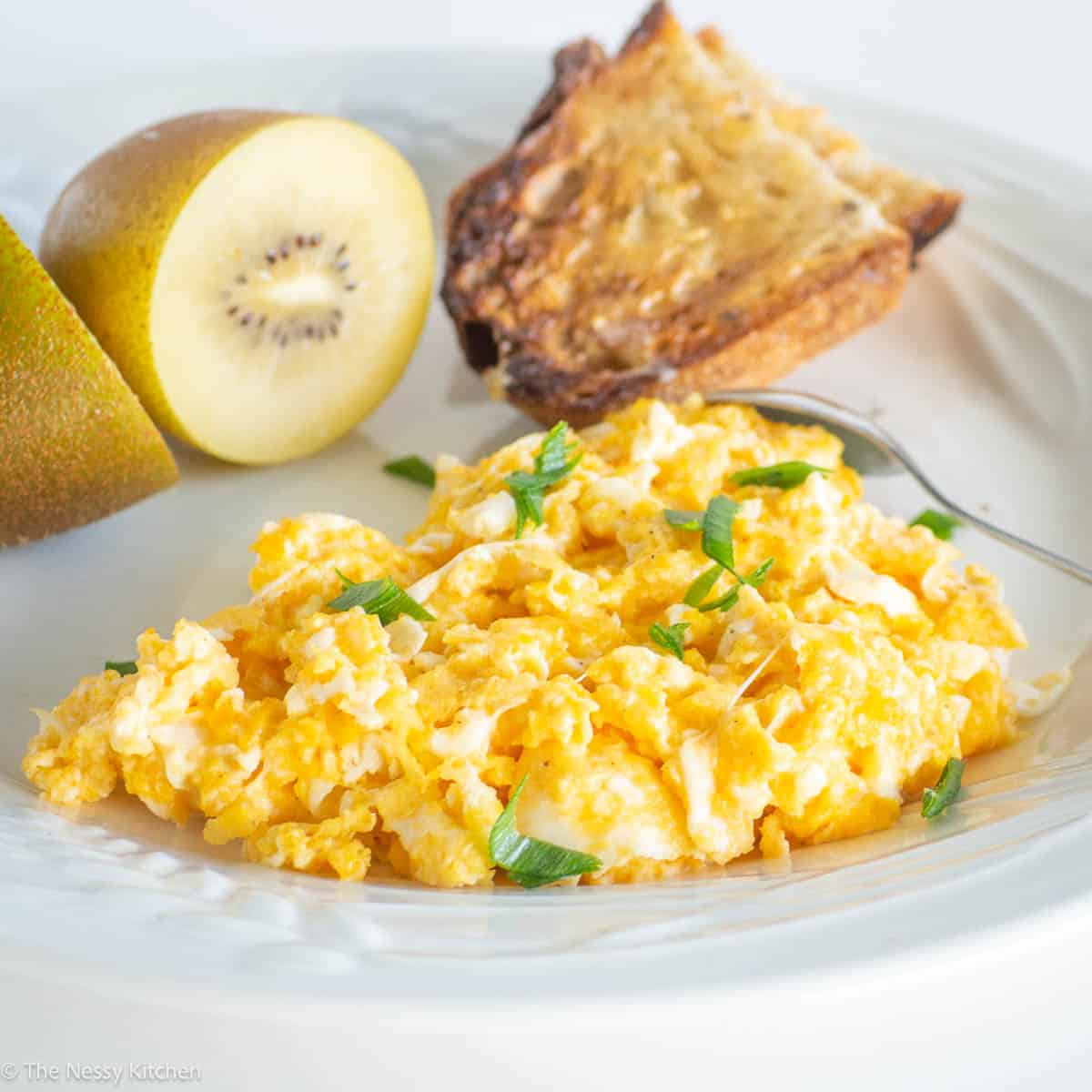 Easy Weekday Scrambled Eggs (No Milk) - Busy Morning Breakfast